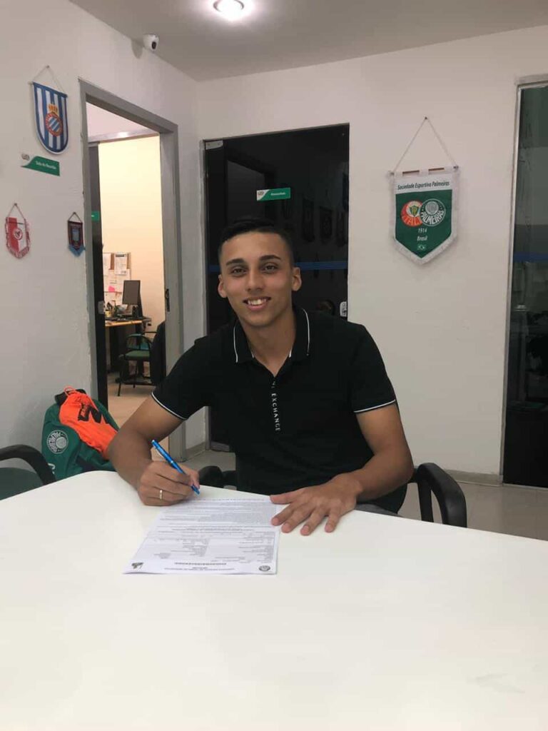 Atacante Guilherme Vieira renova contrato com o Palmeiras - Un1que Football Atacante Guilherme Vieira renova contrato com o Palmeiras - Un1que Football